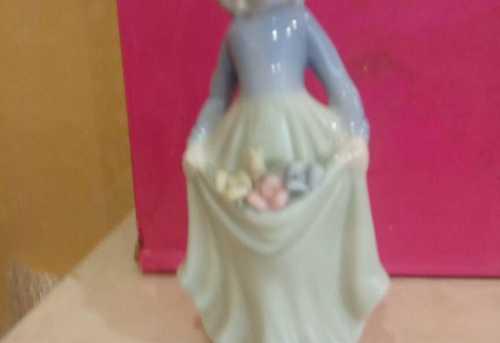 Фарфоровая статуэтка " Девочка с цветами в подоле"