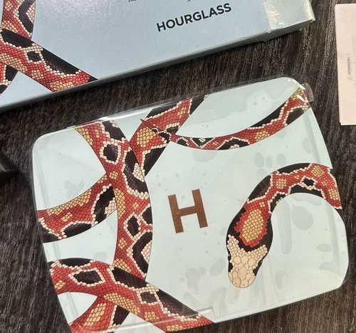 Hourglass палетка snake новая