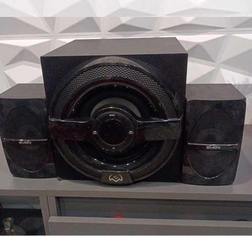 Две колонки и subwoofer Seven