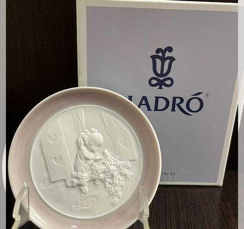 Lladro тарелка "Девочка с цветами" 10 см
