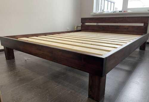 Кровать из дерева