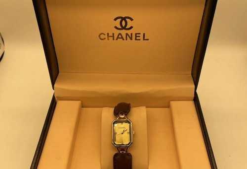 Часы женские Chanel в золотом корпусе