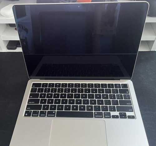 MacBook Air 13 m3 8/256 starlight