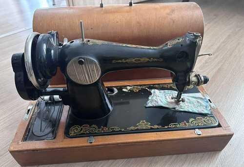Антикварная швейная машинка в рабочем состоянии