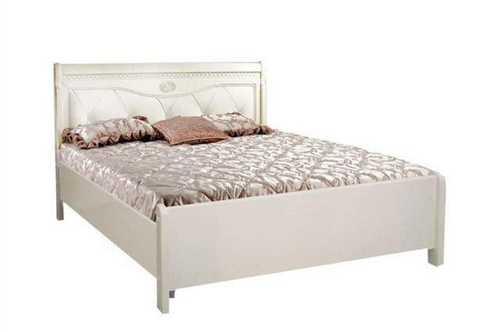 Белая двуспальная кровать с кожаным изголовьем
