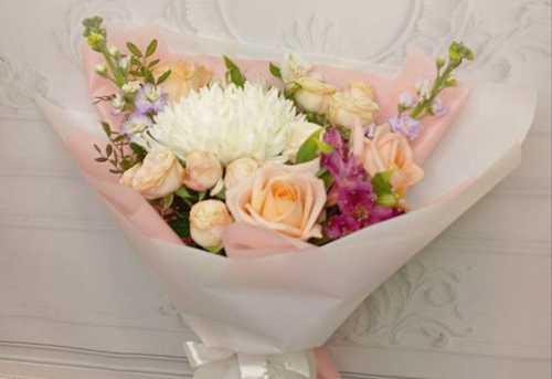 Букет цветов хризантема и коралловые розы Доставк