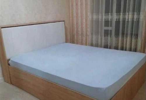 Кровать двухспальная с подьемным механизмо и нишей