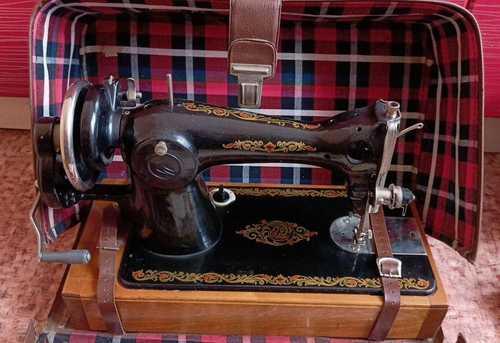 Швейная машина с ручным приводом на подставке