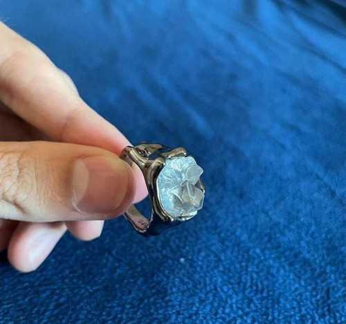 Кольцо из серебра с камнем