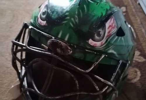 Шлем хоккейного врвтаря