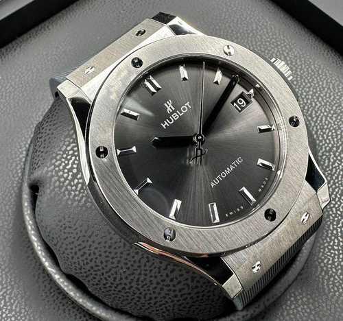 Часы Hublot Classic Fusion Titanium Racing Grey 45 мм 511.NX.7071.RX