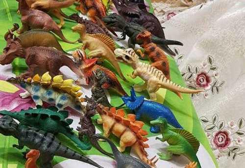Коллекция игрушек из динозавров