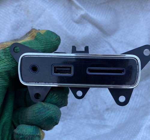 Разъём AUX USB Jeep Grand Cherokee 4 wk2 рестайл