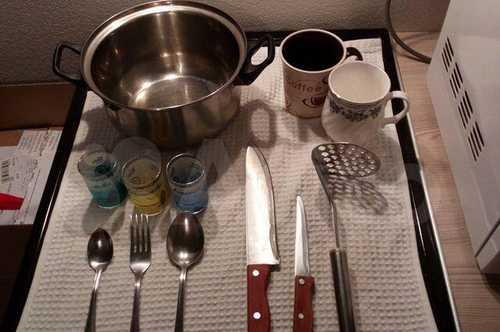 Набор посуды: кастрюли, столовые приборы