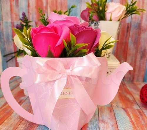 Чайник с мыльными розами и кружка