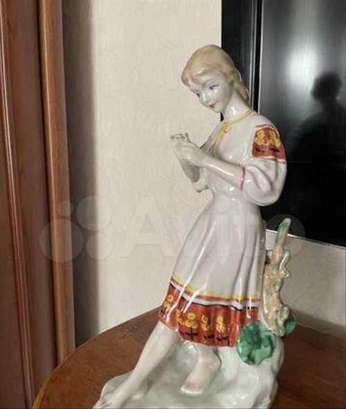 Фарфоровая статуэтка "Аленушка с цветком"