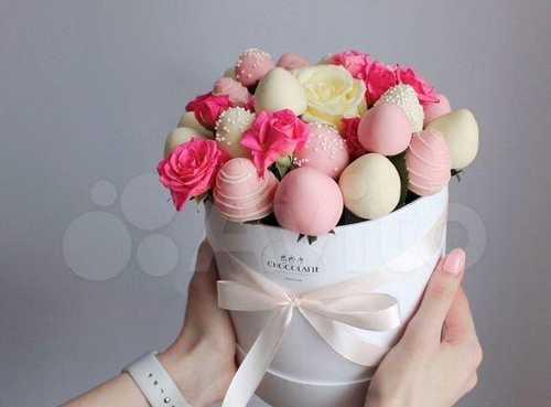Шляпная коробочка с клубникой и цветами