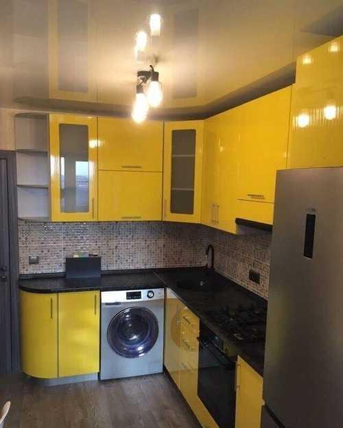 Желтая угловая кухня "в потолок" мдф в пленке