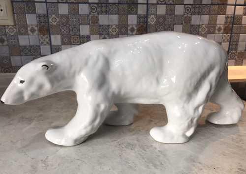 Белый большой медведь статуэтка
