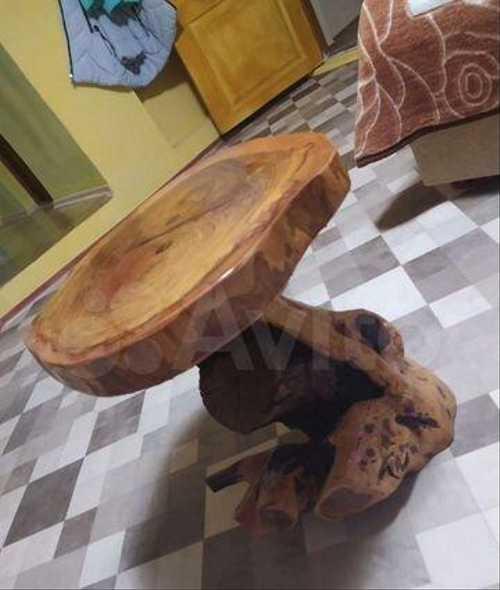 Декоративный столик из спилов дерева