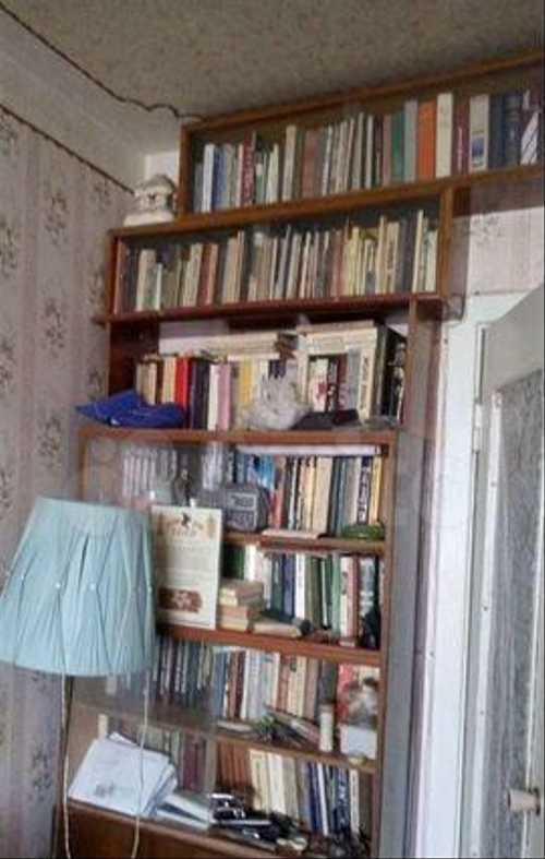 Полка книжная, кресло, зеркало