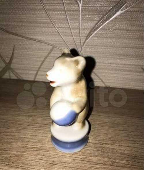 Статуэтка мишка с мячом На тумбе
