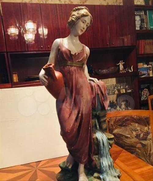 Потрясяющая статуя девушки с кувшином у ручья