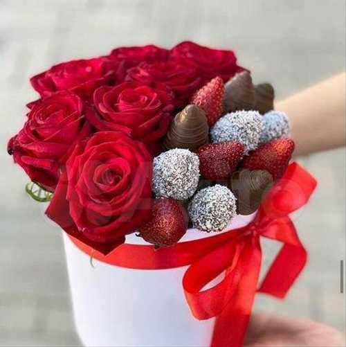 Розы и клубника в шоколаде (шляпная коробочка)