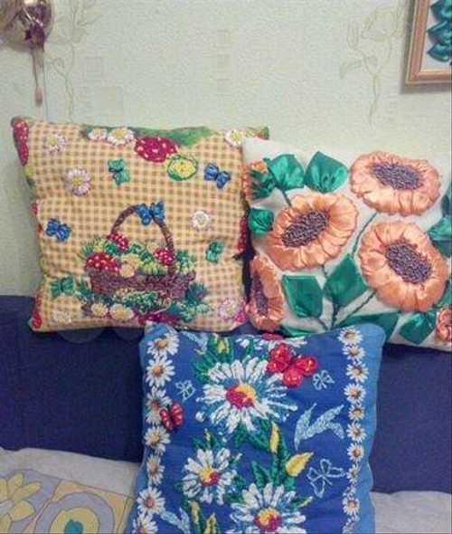 Декоративные подушки с атласными лентами