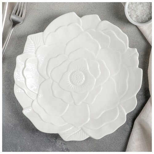 Тарелка фарфоровая обеденная "Роза", d=25 см, цвет белый