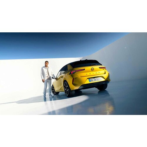 Картина на холсте 60x110 Альянс Лес "Opel Мужчины Автомобили Astra" на подрамнике / интерьер/ декор