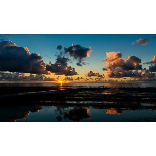 Картина на холсте 60x110 LinxOne "Море облака пляж берег штиль" интерьерная для дома / на стену / на кухню / с подрамником