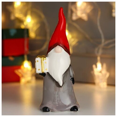 Сувенир керамика "Дед Мороз, серый кафтан, красный колпак, с подарком" 16,5х6х6,5 см