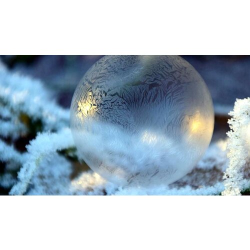 Картина на холсте 60x110 LinxOne "Мыльный пузырь замерзает на морозе" интерьерная для дома / на стену / на кухню / с подрамником