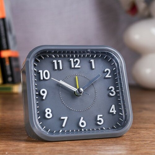 Часы - будильник настольные "Классика" с подсветкой, дискретный ход, 10.5 х 9.5 см, АА