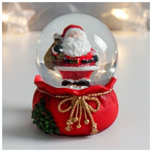 Сувенир полистоун водяной шар "Дед Мороз с мешком подарков" 7х6,7х8,8 см 7567996
