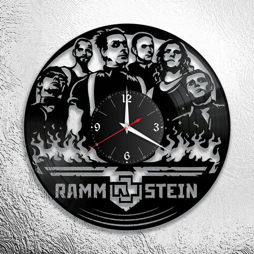 Настенные часы из виниловой пластинки с группой Rammstein