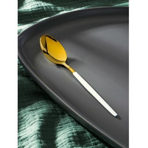 Ложка чайная из нержавеющей стали "Блинк", 14.5x3 см, белая ручка, на подвесе, цвет золотой