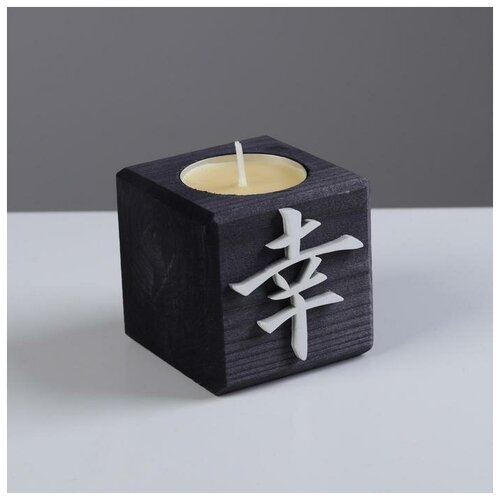 Свеча в деревянном подсвечнике "Куб, Иероглифы. Удача", цвет: "Эбен", 6х6х6 см, аромат манго