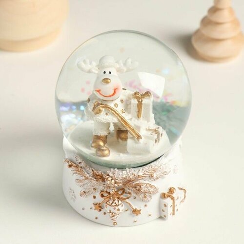 Стеклянный новогодний снежный шар "Лосик с подарком" белый с золотом 7х8х9 см