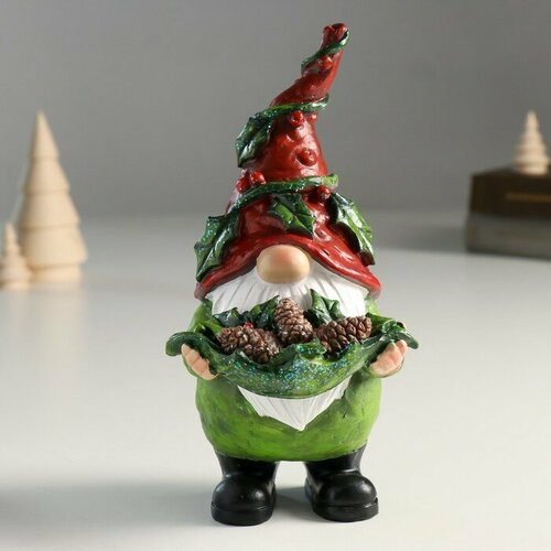 Сувенир полистоун "Дед Мороз в колпаке с ягодами, с шишками на листе" 9х9х18,8 см