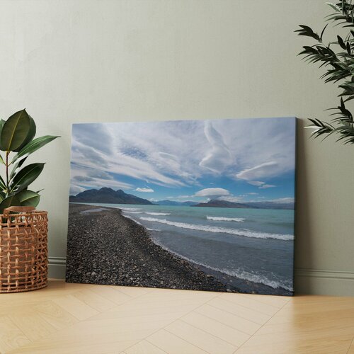 Картина на холсте интерьерная "Каменистый пляж с набегающими на берег волнами" 20x30 см. На стену.
