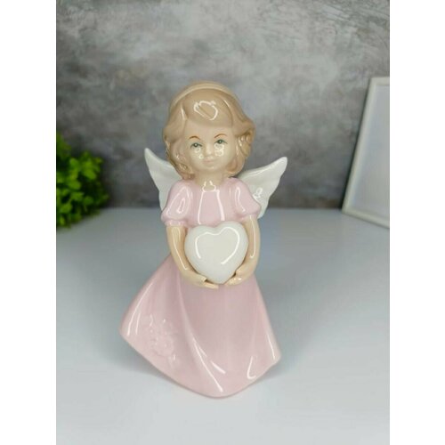 Фигурка фарфоровая Девочка ангел с сердцем, 14 см