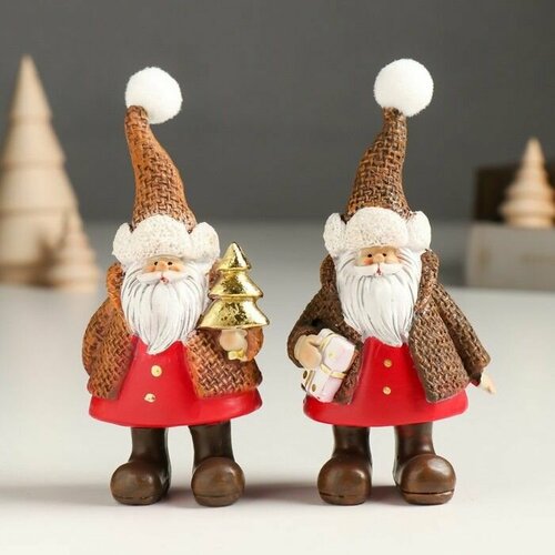 Сувенир полистоун "Дед Мороз в вафельной шубе, колпаке, с подарком/елкой" Разноцветный 5х3,5х11,5 см