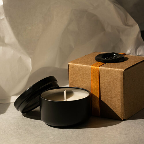 Свеча ароматическая JHH "Темный янтарь (Dark amber)", 45 мл, 4х5 см, серия "Чемодан", черная