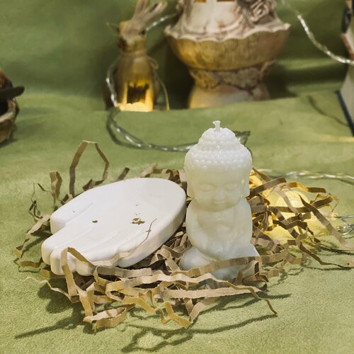 Интерьерная свеча Будда в декоративной руке