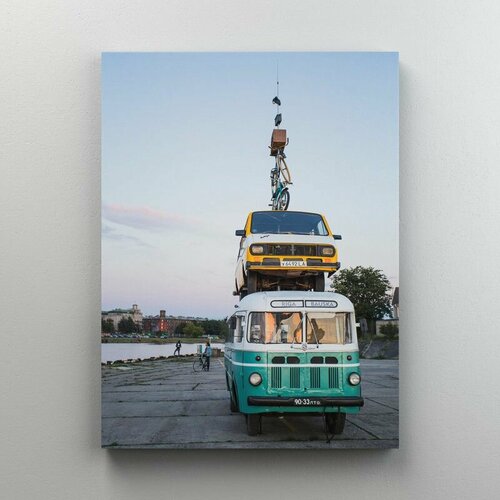 Интерьерная картина на холсте "Автомобиль под автобусом - Пирамида" размер 30x40 см