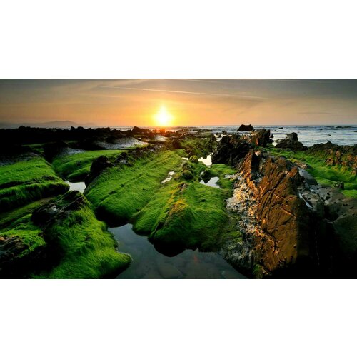 Картина на холсте 60x110 Альянс Лес "Море скалы зеленые камни солнце" на подрамнике / интерьер/ декор