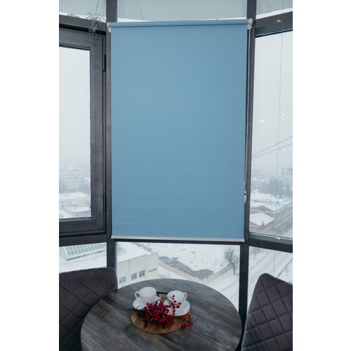 Рулонная штора голубая на окна 150 (ширина) Х 50 (высота).
