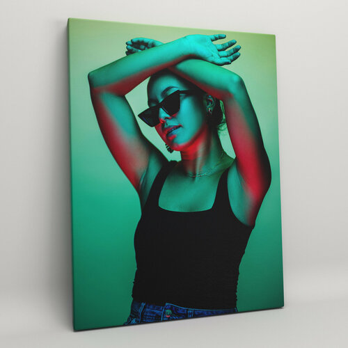 Картина на холсте (интерьерный постер) "Девушка в неоновом свете" с деревянным подрамником, размер 45х60 см